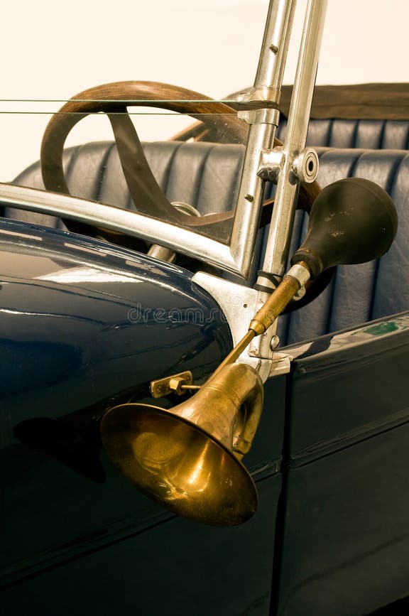Cicalino di un oldtimer fotografia stock. Immagine di storia - 20906586