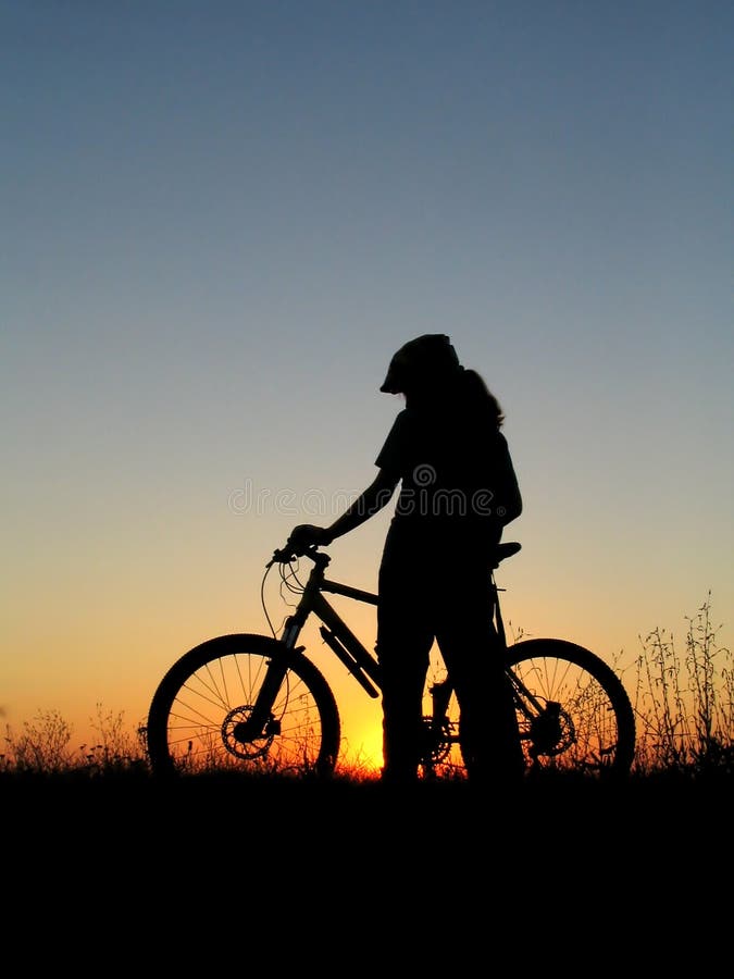 Ciclo imagen de archivo. Imagen de bicicleta, tarde, campo - 1079517