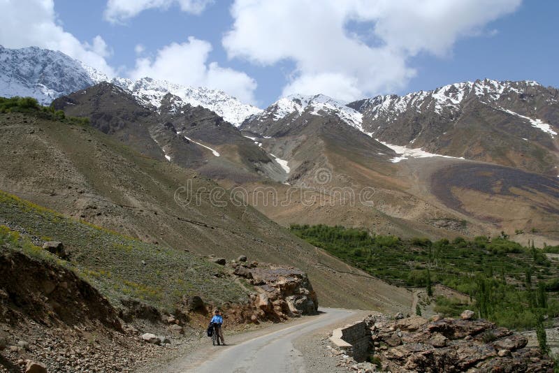 Ciclo al paso de Shandur imagen de archivo. Imagen de intensivo - 26205061