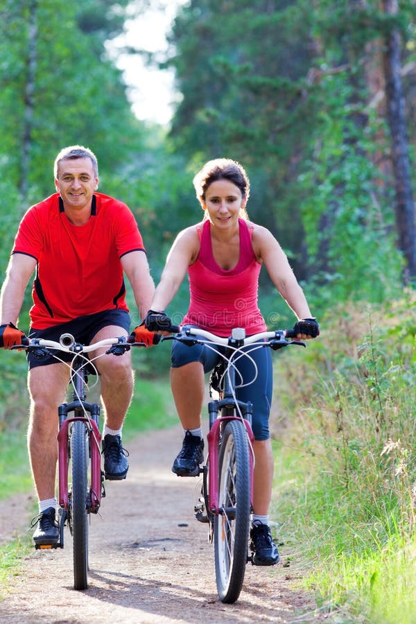 Esposa de ciclo imagen de archivo. Imagen de afuera, ocio - 22852643