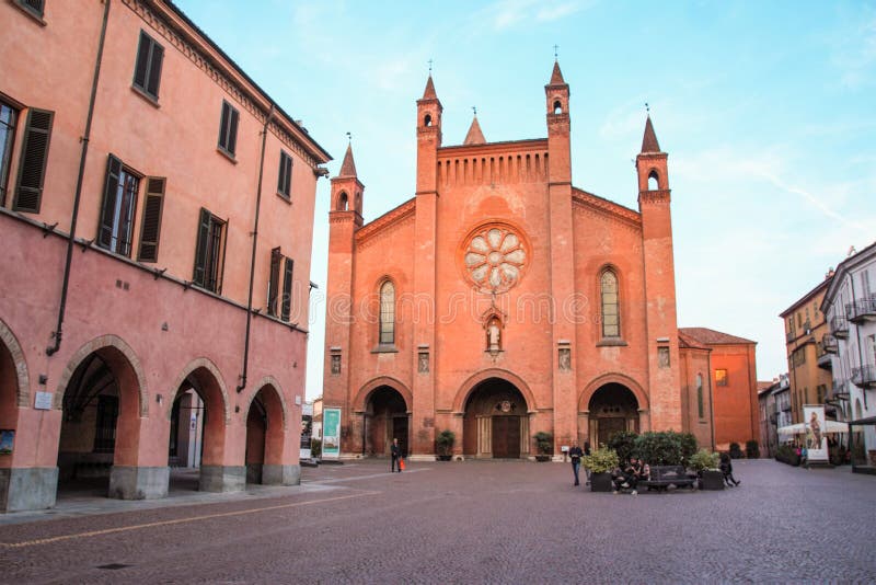 A Cidade De Alba E De Sua Catedral Imagem Editorial - Imagem de europa ...