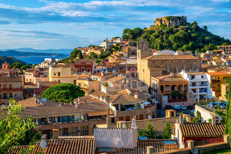 Cidade De Begur E Castelo Velhos, Costa Brava, Catalonia, Espanha ...