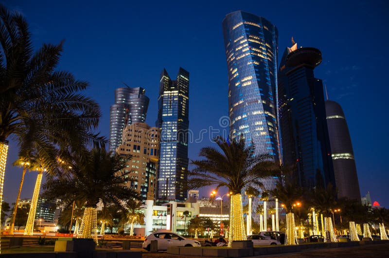 A Cidade De Doha, Catar Na Noite Fotografia Editorial - Imagem de ...