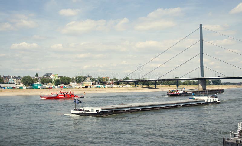 Cidade De Dusseldorf, O Rhine River Navio De Carga E Um Fireboat Foto ...