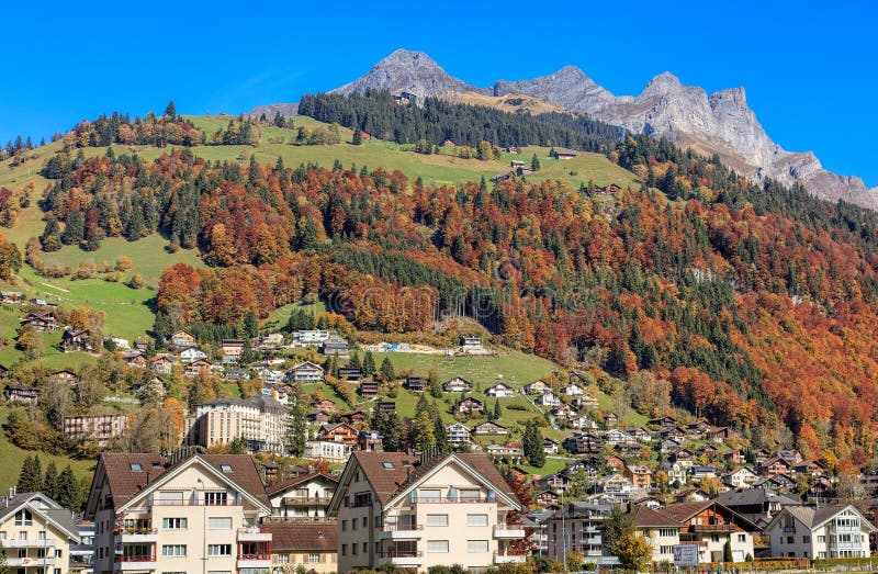 Cidade De Engelberg Em Suíça No Outono Foto de Stock Editorial - Imagem ...