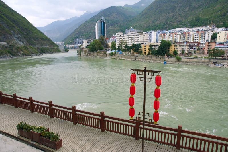 Cidade de Luding imagem de stock. Imagem de nuvem, moderno - 35061979