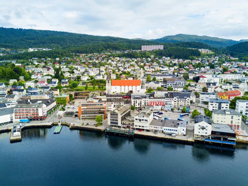 Cidade de Molde em Noruega foto de stock. Imagem de casa - 127735534