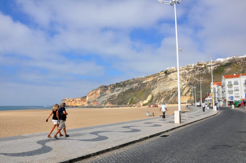 Cidade de Nazare, Portugal foto editorial. Imagem de honra - 91560081