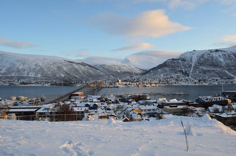 Cidade De Tromso No Inverno Com Overivew Da Neve E Da Luz Do Sol Imagem ...