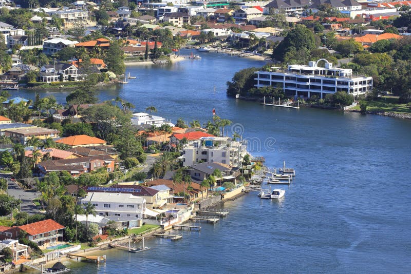 Cidade em um rio fotografia editorial. Imagem de feriado - 25345777
