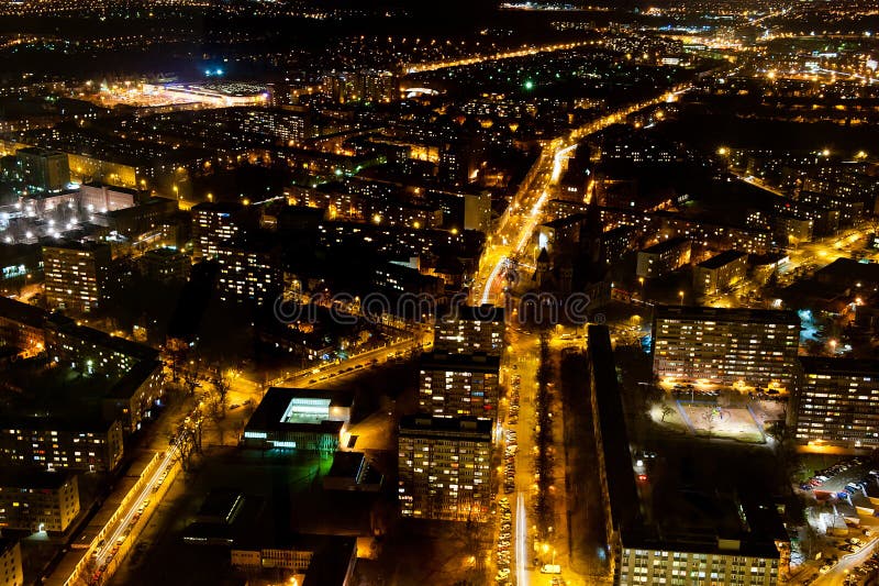 Cidade iluminada imagem de stock. Imagem de ruas, cena - 37773185