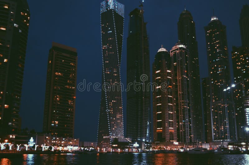 Cidade Iluminada à Noite Imagem. Imagem: 91759077