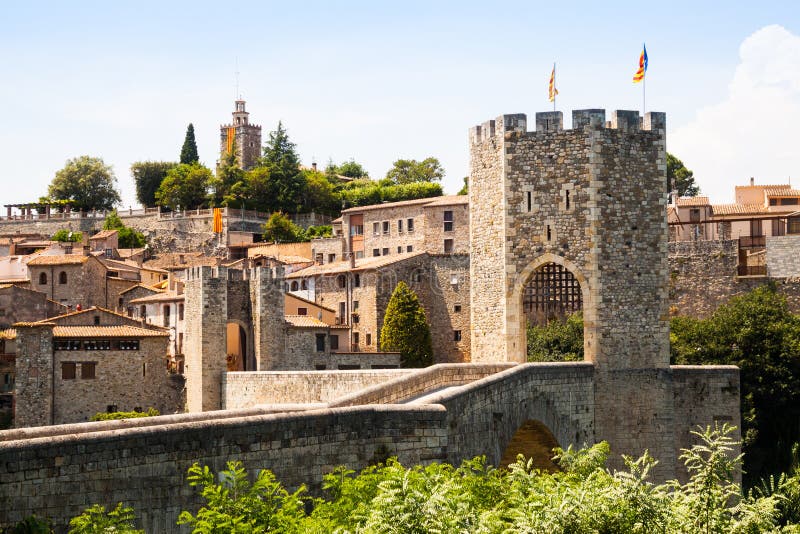 Cidade Medieval Antiga Com Porta Velha Foto de Stock - Imagem de marco ...