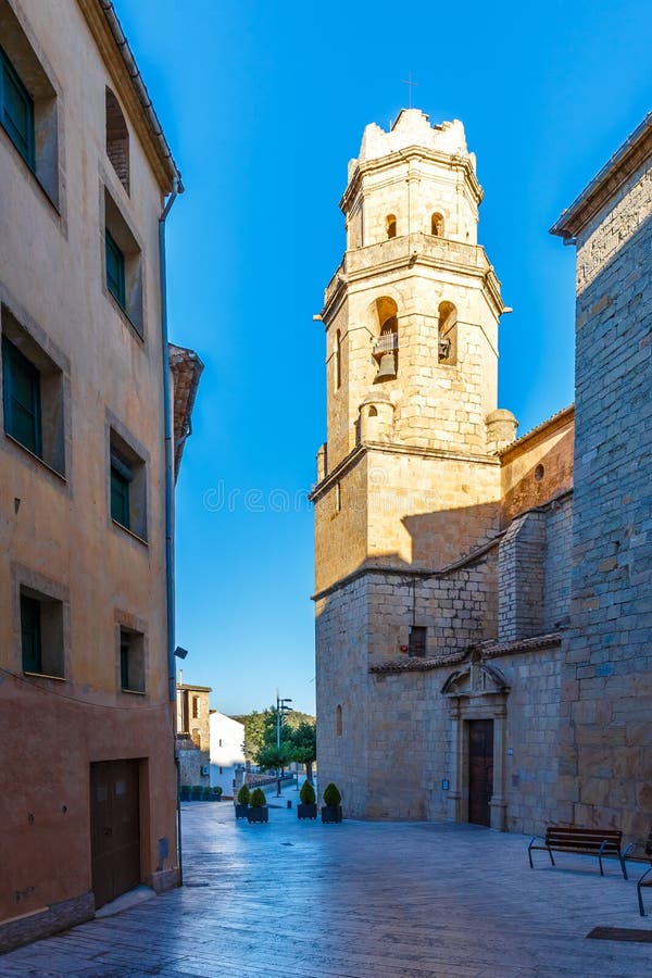 Cidade Medieval Da Montanha Na Espanha Foto de Stock - Imagem de ...
