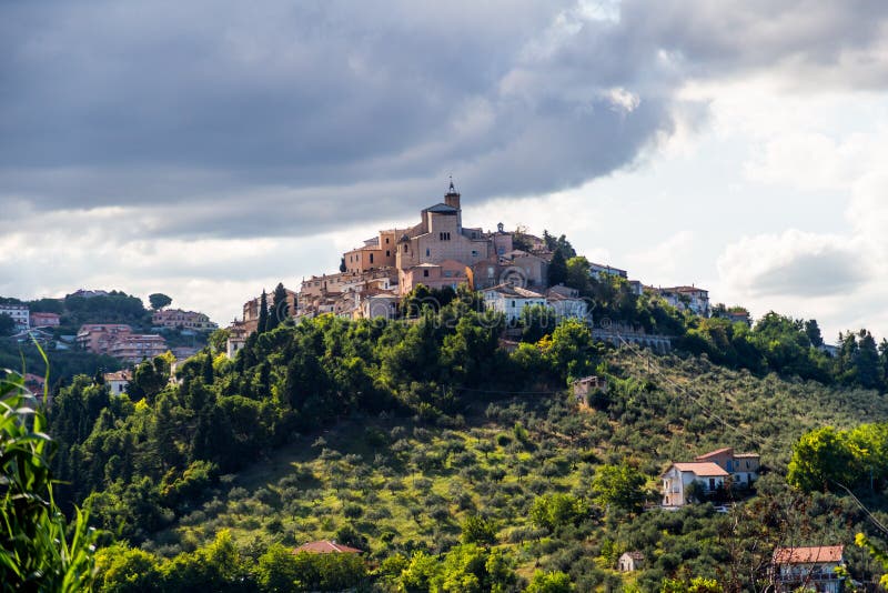 Cidade Loreto Aprutino E Castelo Chiola Em Abruzzo Foto de Stock ...