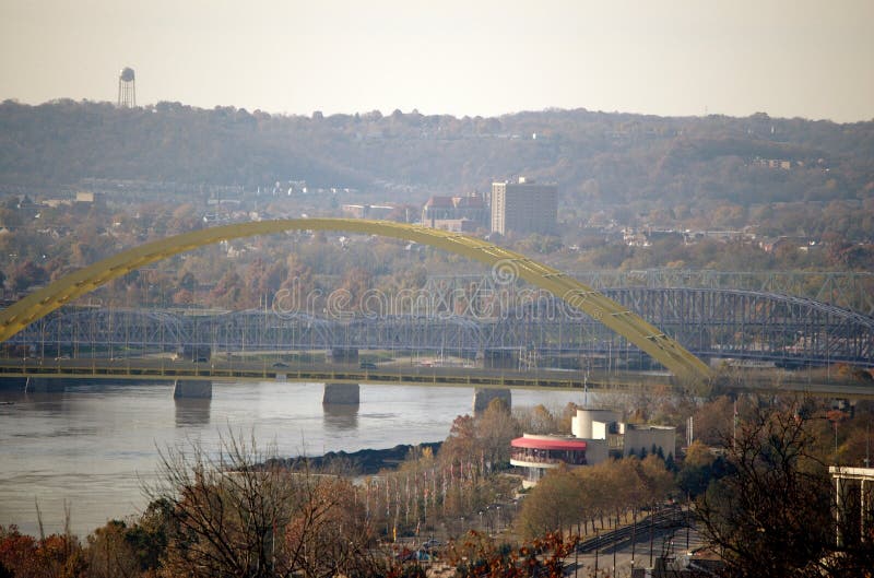 Cidade no rio de ohio foto de stock. Imagem de queda, litoral - 1473016