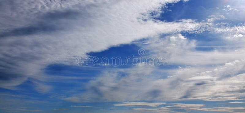 Ciel bleu photo stock. Image du profondément, nuageux - 5038606
