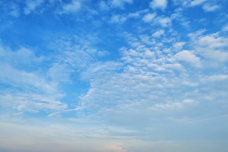 Ciel Bleu Avec Le Nuage Stratus Photo stock - Image du bleu, cirrus ...