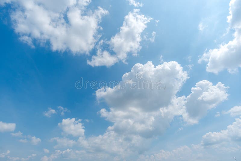Ciel Bleu Clair Avec Le Nuage Photo stock - Image du nuit, blur: 90616264