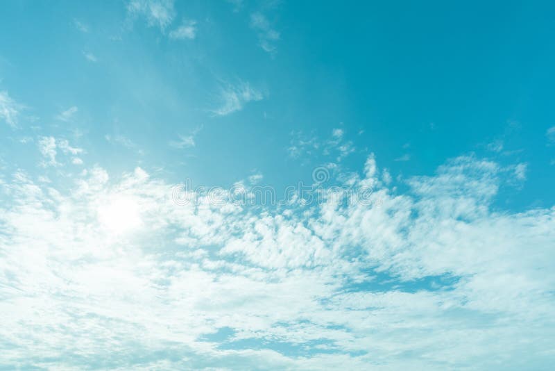 Ciel Bleu Clair Avec Le Nuage Photo stock - Image du scintillement ...