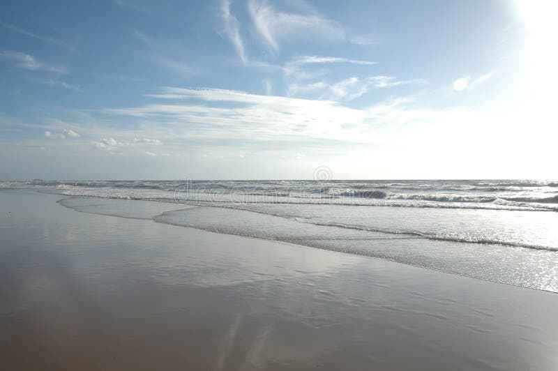 Ciel de plage ensoleillé photo stock. Image du bleu, vacances - 6613244
