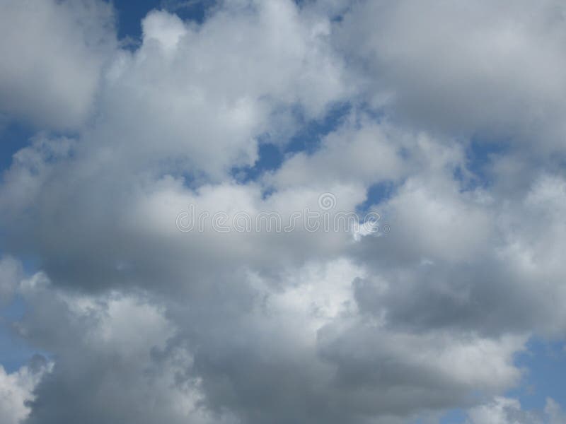 Ciel nuageux image stock. Image du lumineux, lumière - 10800907