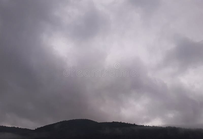 Ciel nuageux gris stock image. Image of rainbow, cumulus - 229647791