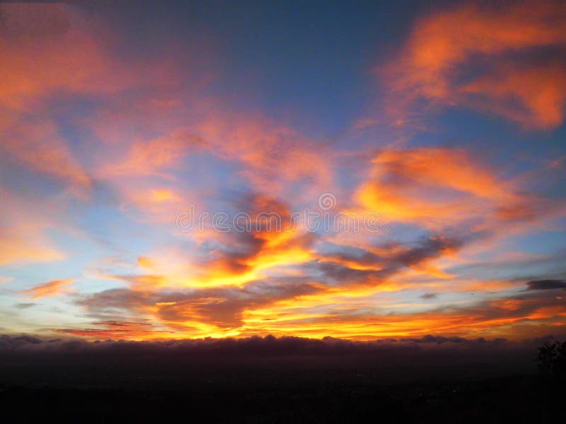 Ciel orange photo stock. Image du beau, orange, assez - 79078070