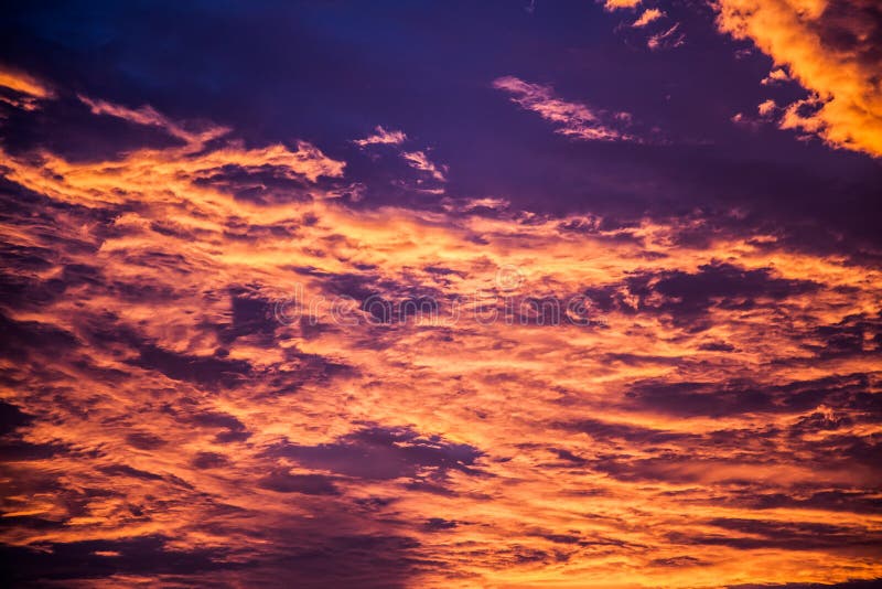 Ciel Orange Ardent De Coucher Du Soleil Image stock - Image du abstrait ...