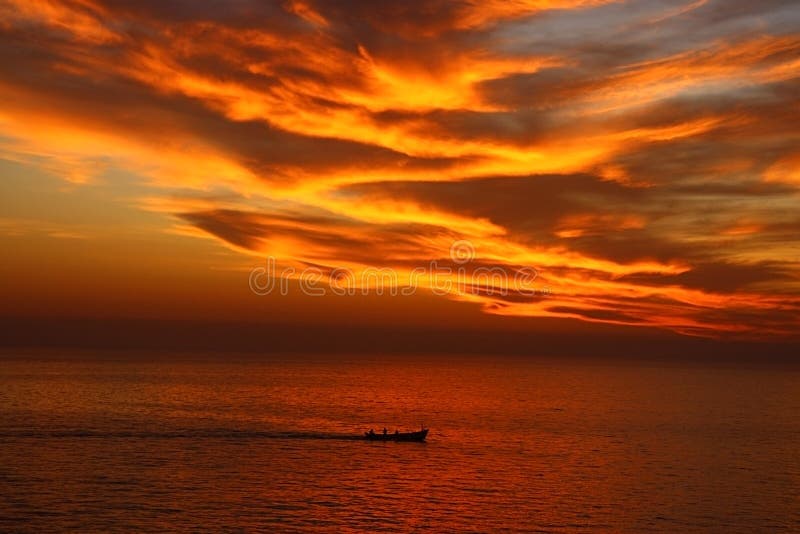 Ciel Dramatique Avec Les Nuages Oranges Image stock - Image du ciel ...