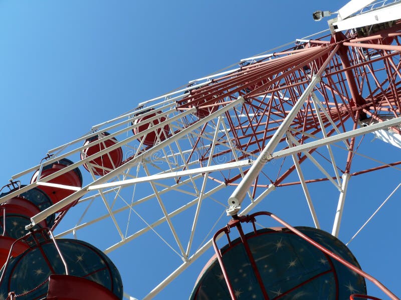 Roue Panoramique Sous Un Ciel Parfait Photo stock - Image du fond ...