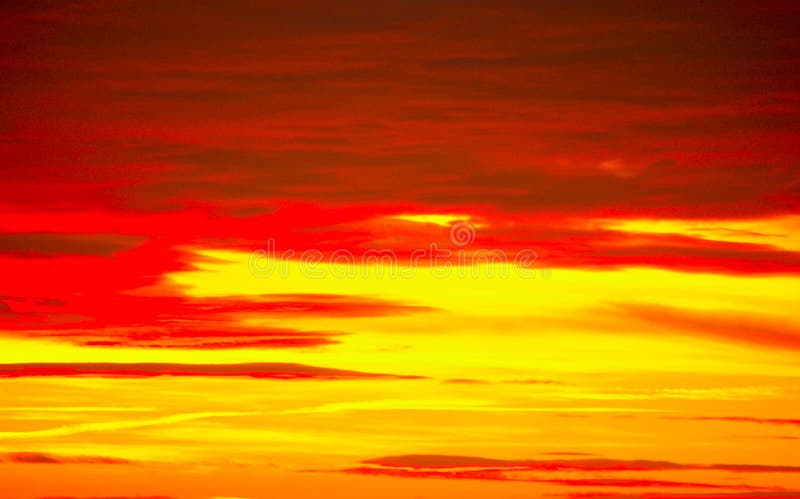 La Silhouette De Ville Et Le Ciel Rouge Avec Le Soleil Rayonne Photo ...