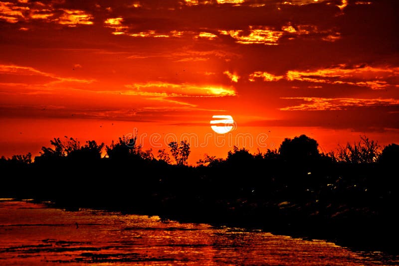 Le Soleil De Rouge De Ciel Bleu De Coucher Du Soleil Photo stock ...