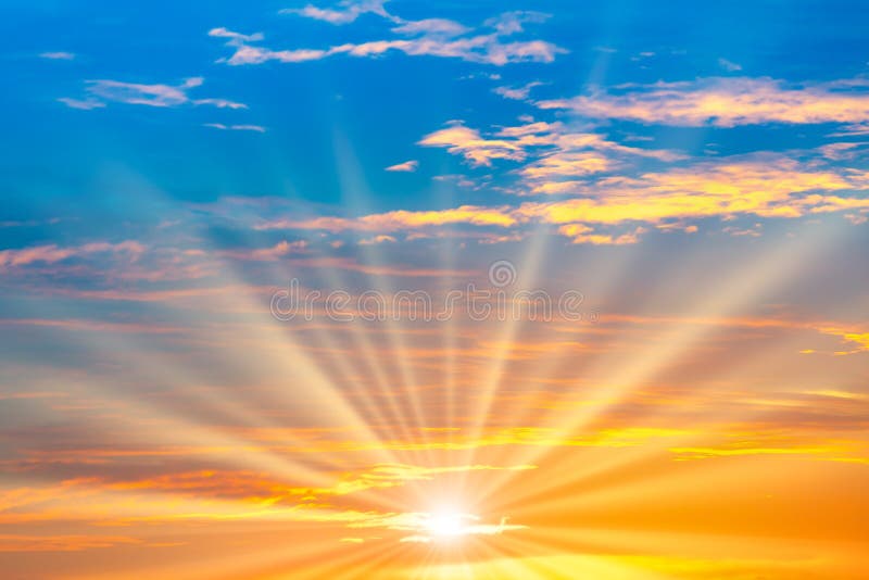 Cielo Al Atardecer Con Rayos De Sol Foto de archivo - Imagen de ...