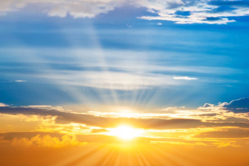 Cielo Atardecer Con Rayos Solares Imagen de archivo - Imagen de fondo ...