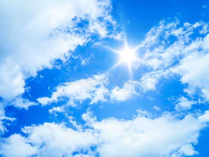 Sun Con Los Rayos Solares Que Brillan En El Cielo Azul Imagen de ...