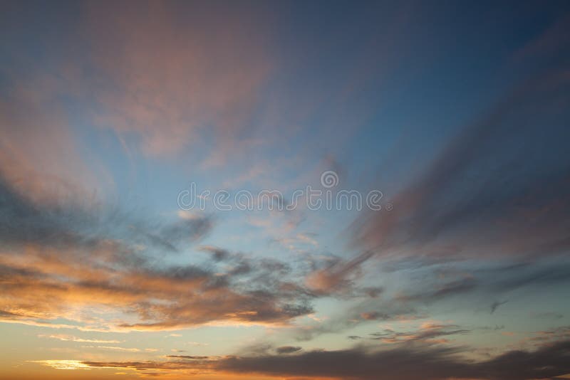 Cielo Azul Atardecer En El Atardecer Imagen de archivo - Imagen de ...