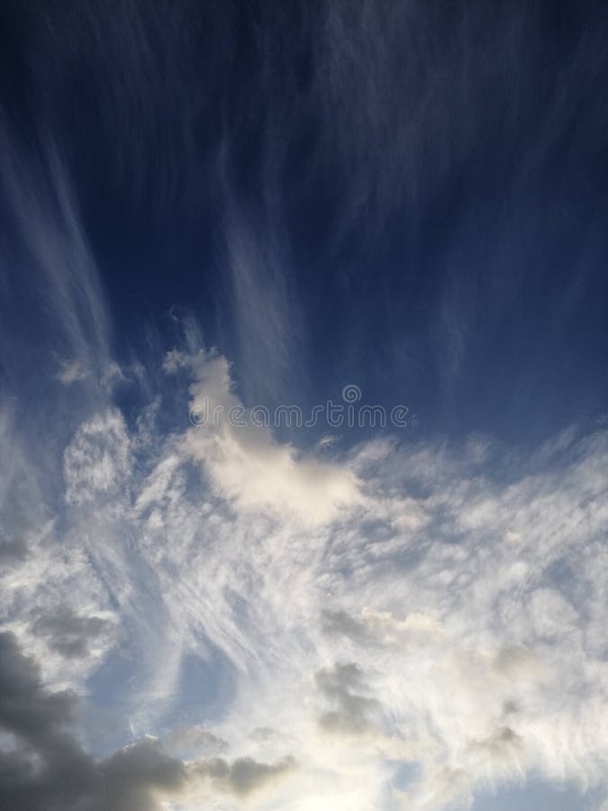 Cielo azul bonito imagen de archivo. Imagen de asoleado - 244016513