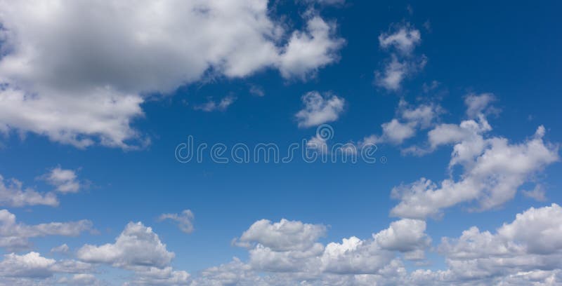 Cielo Azul Claro Y Nubes En El Horizonte Foto de archivo - Imagen de ...