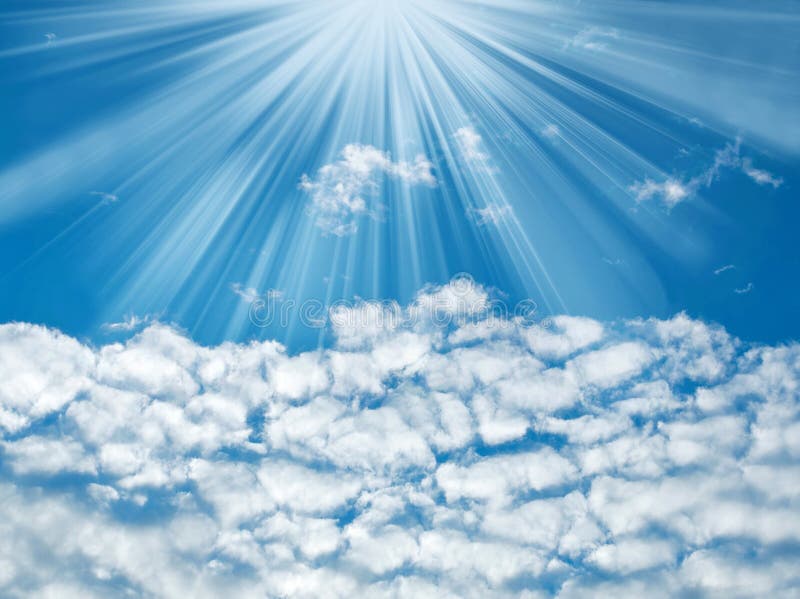 Cielo Azul Con Los Rayos Y Las Nubes Del Sol Foto de archivo - Imagen ...
