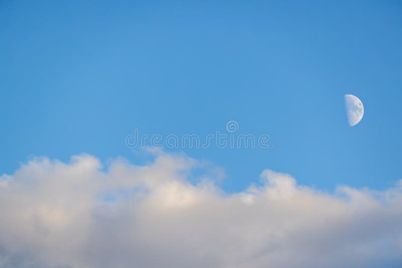 Cielo Azul Con Luna Y Nubes Foto de archivo - Imagen de oscuridad ...