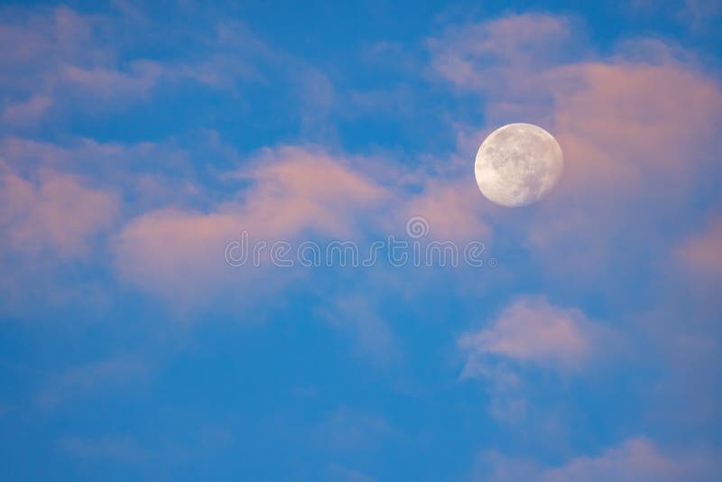 Cielo Azul Con Luna Y Nubes Foto de archivo - Imagen de cielo ...