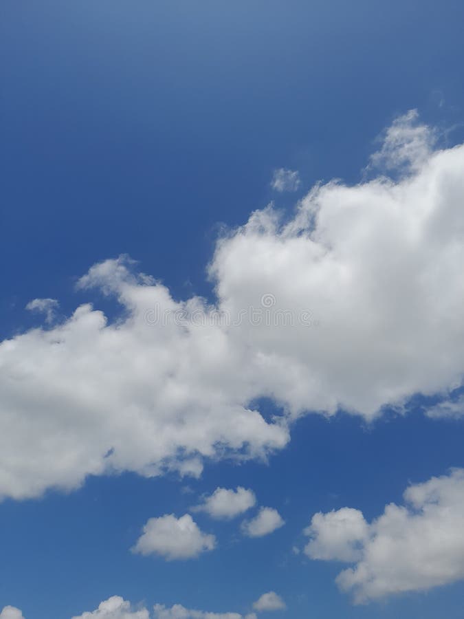 Cielo Azul Con Nubes Blancas Imagen de archivo - Imagen de azul, cielo ...