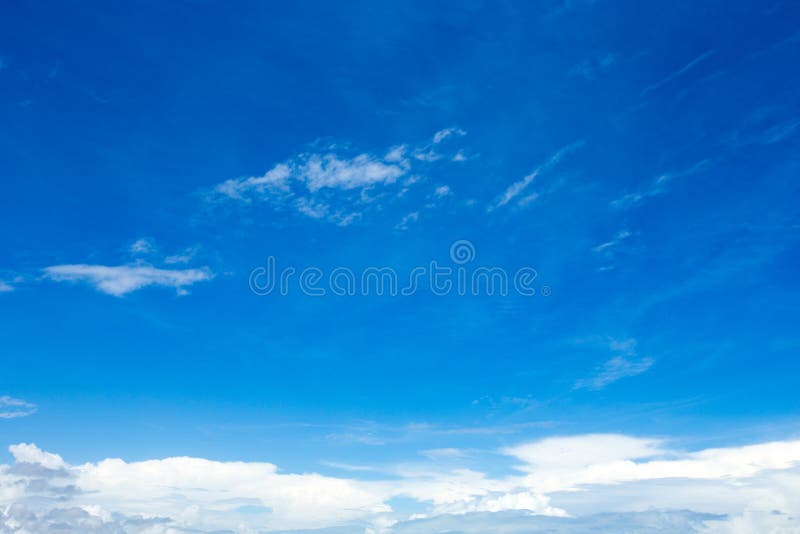 Cielo azul con nubes imagen de archivo. Imagen de brillante - 263395357