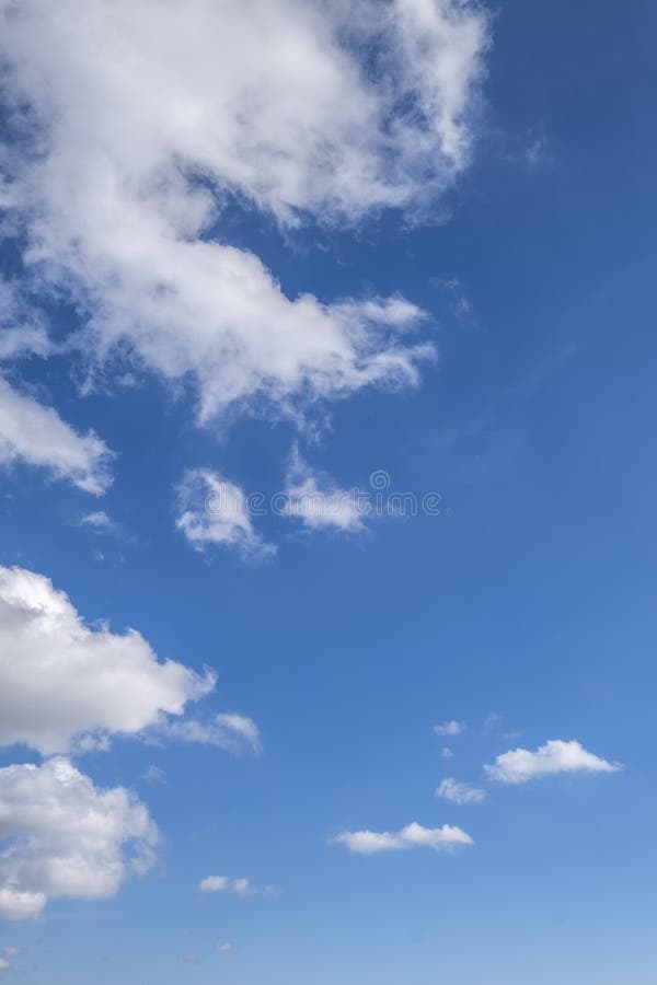 Cielo azul con nubes foto de archivo. Imagen de asoleado - 264160124