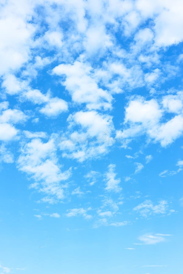 Cielo Azul Con Nubes Blancas Fondo Vertical Foto de archivo - Imagen de ...