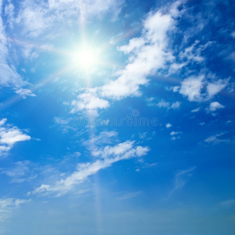 Cielo Azul Con Nubes Blancas Y Sol Foto de archivo - Imagen de rayos ...