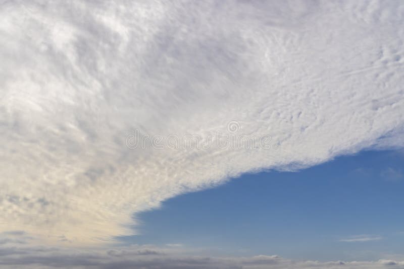 Cielo Azul Con Nubes Como Fondo Foto de archivo - Imagen de azul ...