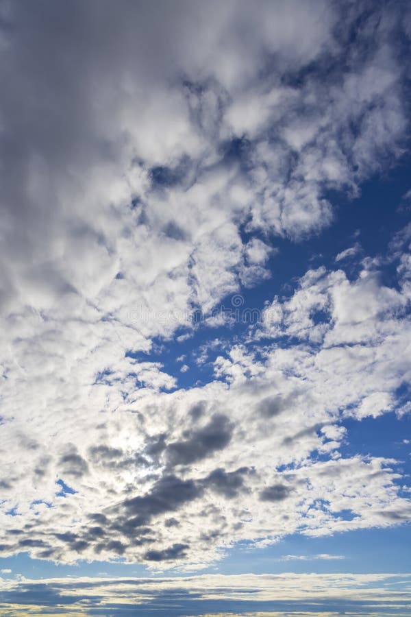 Cielo Azul Con Nubes Como Fondo Foto de archivo - Imagen de hermoso ...