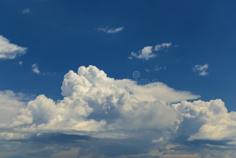 Cielo Azul Con Nubes Como Fondo Imagen de archivo - Imagen de nube ...